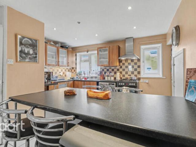 3 bedroom flat for sale in Radcliffe Way, Northolt, UB5