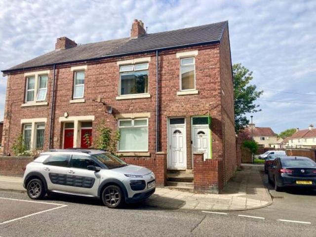 3 bedroom flat for sale in Ravensworth Road, Gateshead, Tyne and Wear, NE11