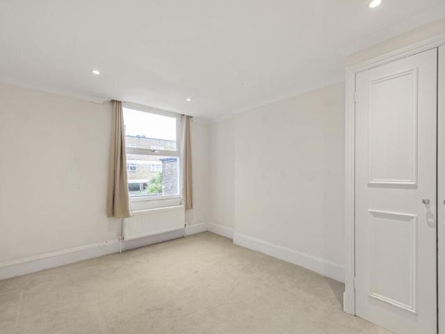 3 bedroom flat for sale in Rigault Road, London, SW6