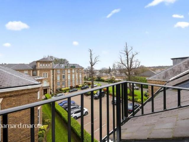 3 bedroom flat for sale in Royal Drive, London, N11