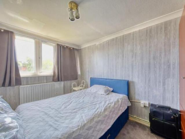 3 bedroom flat for sale in Shoreham Close, Wandsworth, SW18