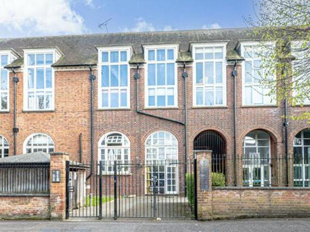 3 Bedroom Flat For Sale In Southend on sea