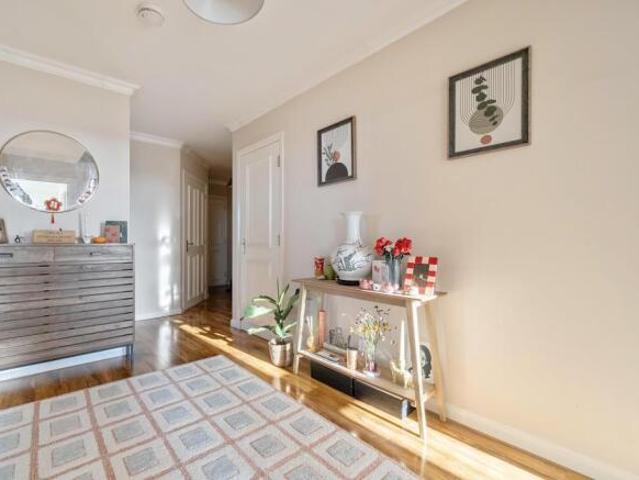 3 bedroom flat for sale in Slough, Berkshire, SL1