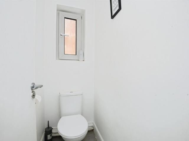 3 bedroom flat for sale in St. Albans Road, Watford, WD24