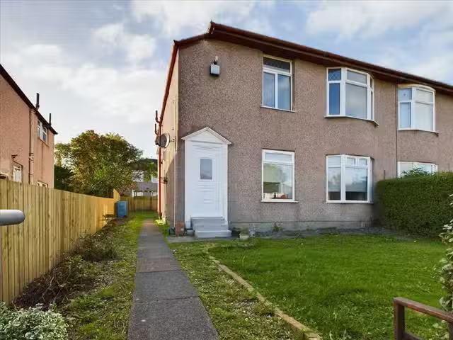 3 bedroom flat for rent, Castlemilk Road, King's Park, Glasgow.