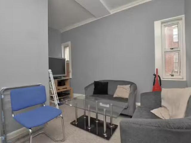 3 bedroom flat for rent in 00000084 Cumberland Street, St. Pau.