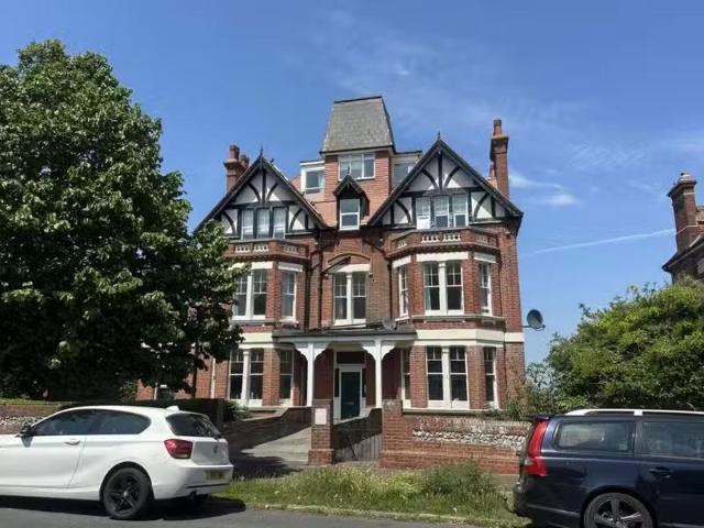 3 bedroom flat for rent in 32 St Johns Road, Prime Meads, BN20