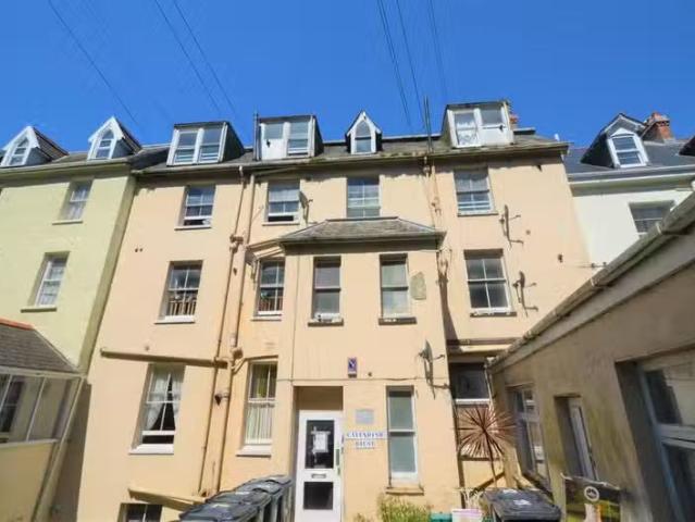 3 bedroom flat for rent in 3 Bed Lower Ground Floor Flat, Lark.