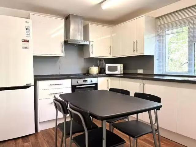 3 bedroom flat for rent in 3 Bed Student Home 45 Long Meadow.
