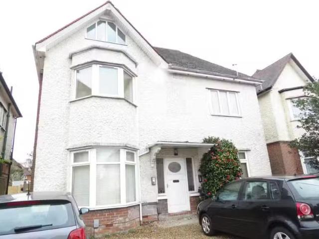 3 bedroom flat for rent in 3 bedroom Ground Floor Flat in Wint.