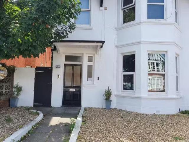 3 bedroom flat for rent in 3 bedroom First Floor Flat in Winto.