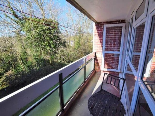 3 bedroom flat for rent in 3 Bedroom Student Home 20 Hawe Close, CT2