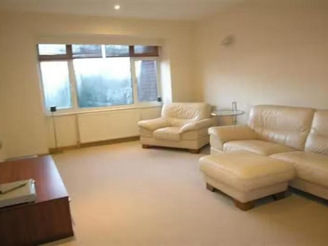 3 bedroom flat for rent in 3 bedroom Top Floor Flat in Queens.