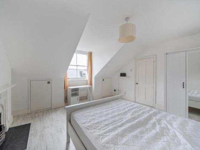 3 bedroom flat for rent in Terrapin Road, London, SW17