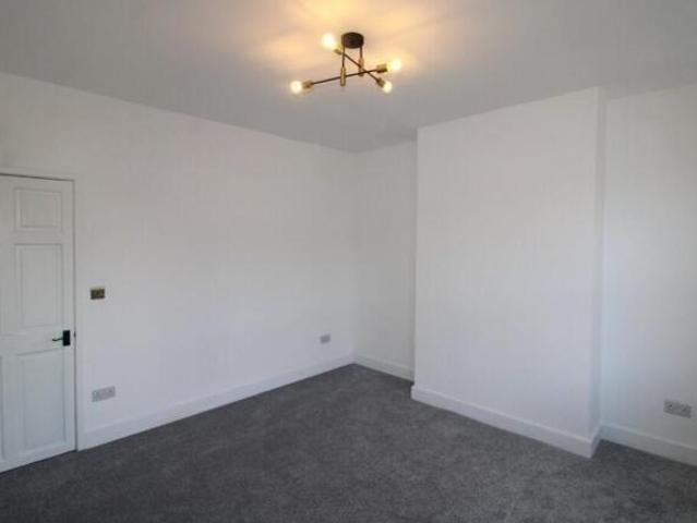 3 bedroom flat for rent in Thornhill Road, Croydon, London, CR0