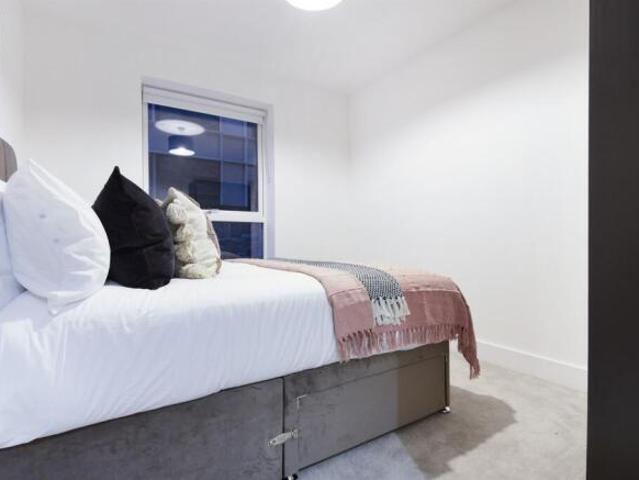 3 bedroom flat for rent in Thames Road, London E16
