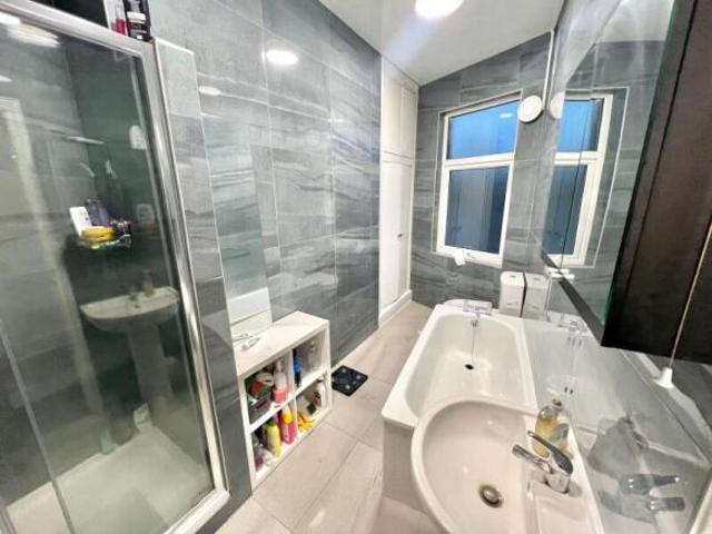 3 bedroom flat for rent in The Crescent, Hyde Park, Leeds, LS6