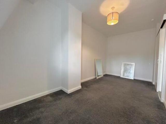 3 bedroom flat for rent in The Crescent, Leeds, LS16