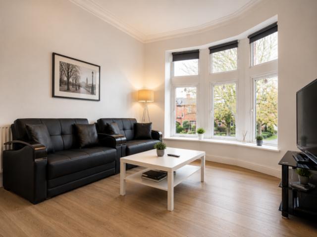 3 bedroom flat for rent in The Crescent, Woodhouse, Leeds, LS6