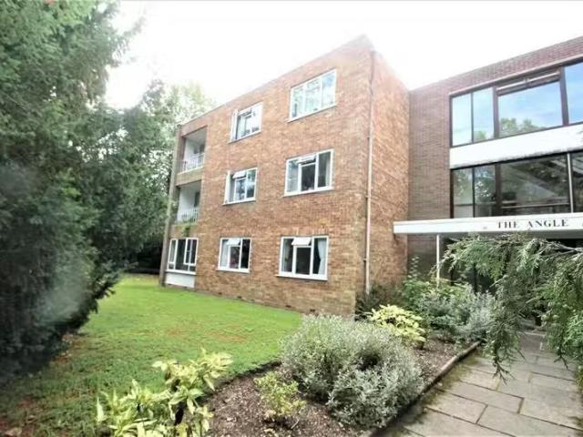 3 bedroom flat for rent in The Angle, Roxborough Avenue, Harro.