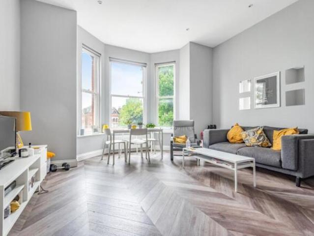 3 bedroom flat for rent in Thurlow Park Road, London, SE21