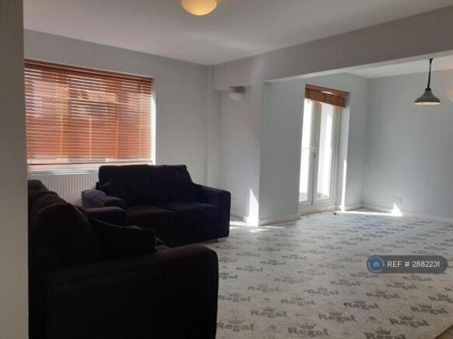 3 bedroom flat for rent in Tilden House, London, W14