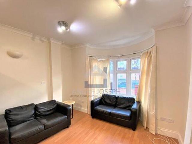 3 Bedroom Flat For Rent In Tooting Bec, London
