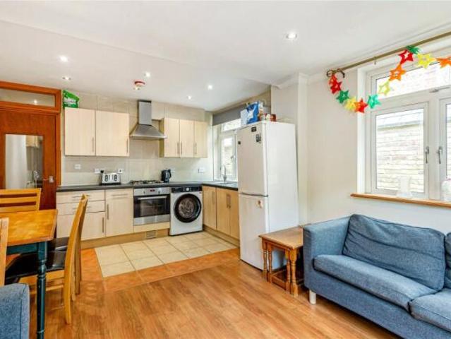 3 bedroom flat for rent in Tooting Bec Road, London, SW17