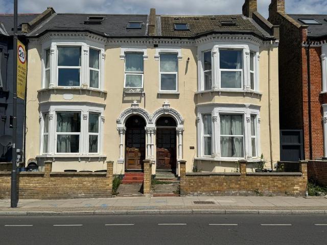 3 bedroom flat for rent in Tooting Bec Road, London, SW17 8BW, SW17