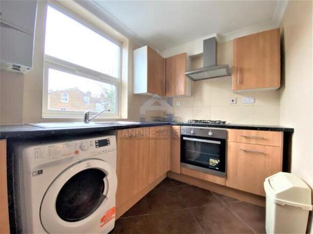 3 bedroom flat for rent in Tooting Bec Road, Tooting Bec, London, SW17 8BW, SW17