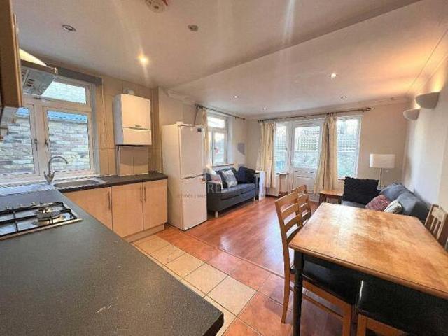 3 bedroom flat for rent in Tooting Bec Road, Tooting Bec, London, SW17 8BW, SW17