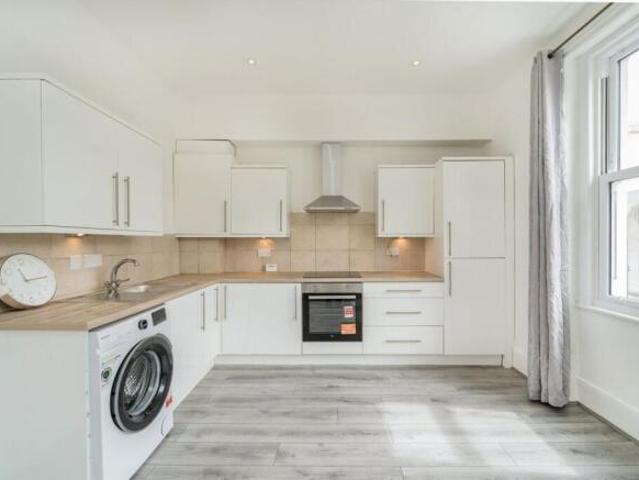 3 bedroom flat for rent in Tooting High Street, Tooting, SW17