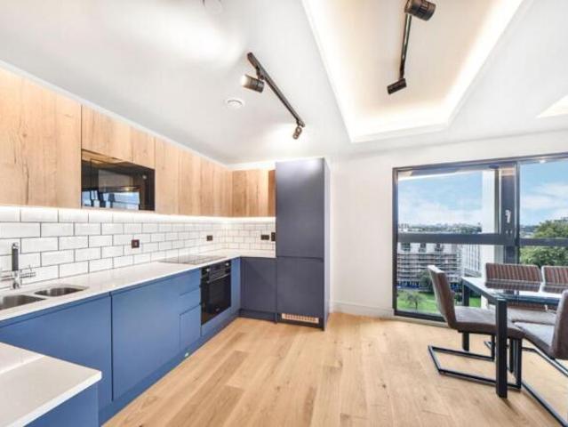 3 bedroom flat for rent in Tower Bridge Road, London, SE1