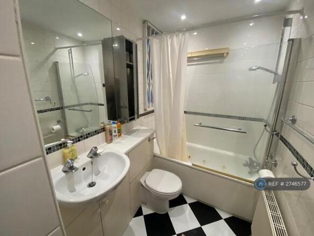 3 bedroom flat for rent in Townshend Court, London, NW8