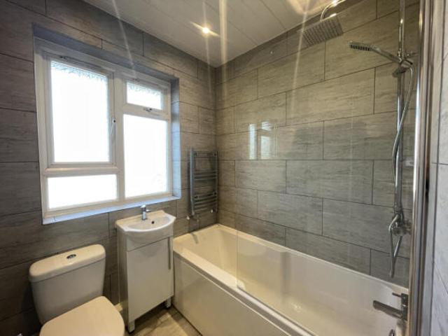 3 bedroom flat for rent in Trevena Court, Avenue Road, London, N14