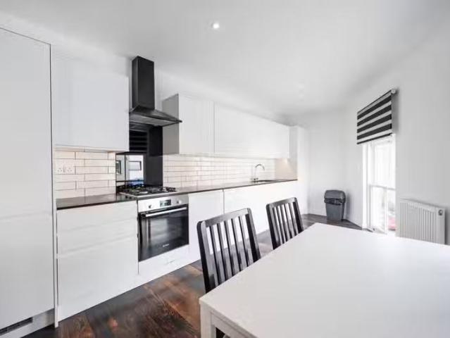 3 bedroom flat for rent in Treadwell Walk, Bow, London, E3
