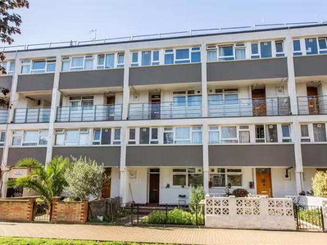 3 bedroom flat for rent in Treby Street, Bow, London, E3