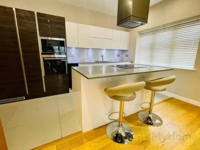 3 bedroom flat for rent in Treetops, Leicester Road, London, E11