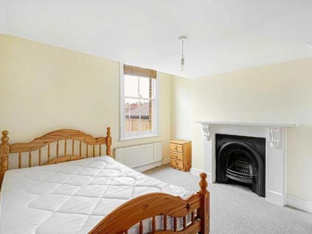 3 bedroom flat for rent in Tregothnan Road, Stockwell, SW9