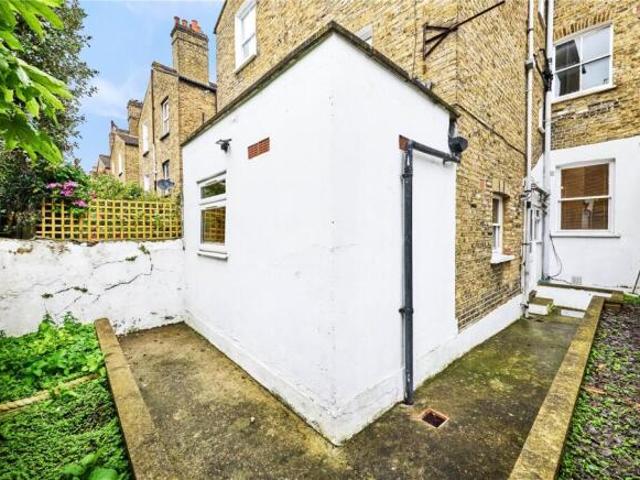 3 bedroom flat for rent in Tremadoc Road, London, SW4