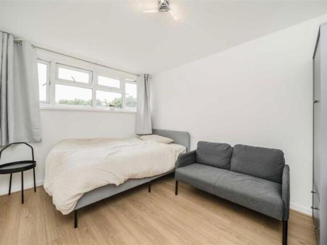 3 bedroom flat for rent in Trinity Way, Acton, W3