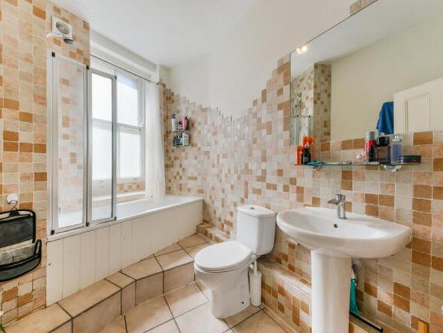 3 bedroom flat for rent in Upper Richmond Road, SW15