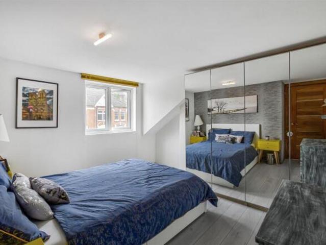 3 bedroom flat for rent in Upper Richmond Road West, Sheen, London, SW14