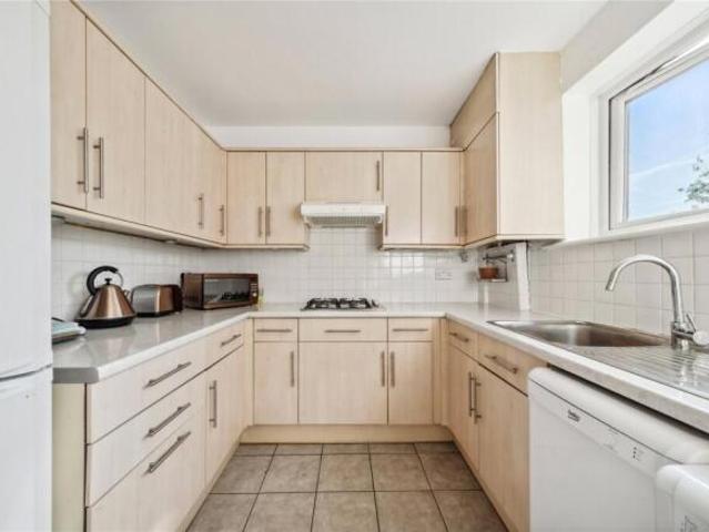3 bedroom flat for rent in Urmston Drive, Wimbledon Common, SW19