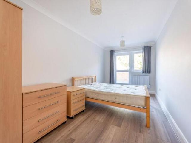 3 bedroom flat for rent in Uxbridge Road, Shepherd's Bush, London, W12