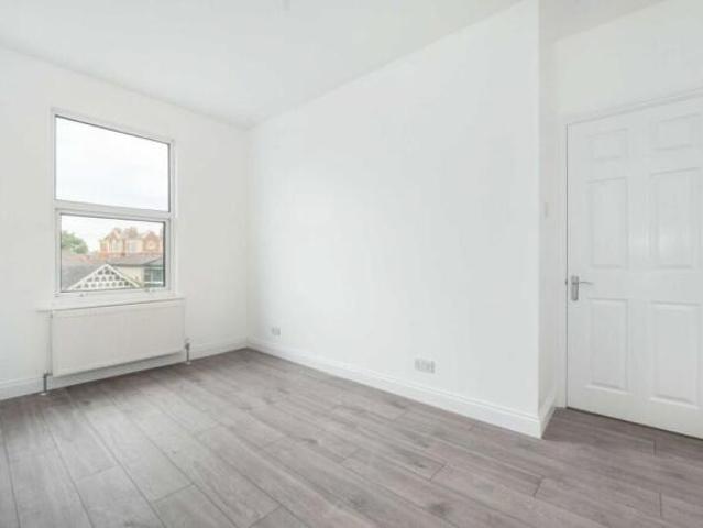 3 bedroom flat for rent in Vant Road, Tooting, SW17