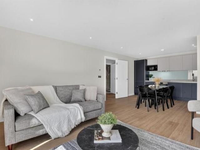 3 bedroom flat for rent in Violet Road, London E3