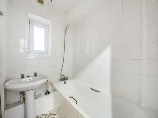 3 bedroom flat for rent in Victoria Way London SE7