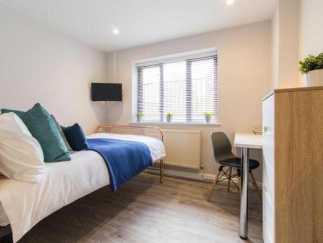 3 bedroom flat for rent in Victoria Court Mews, Hyde Park, Leeds, LS6