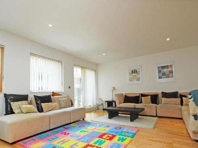 3 Bedroom Flat For Rent In Victoria, London
